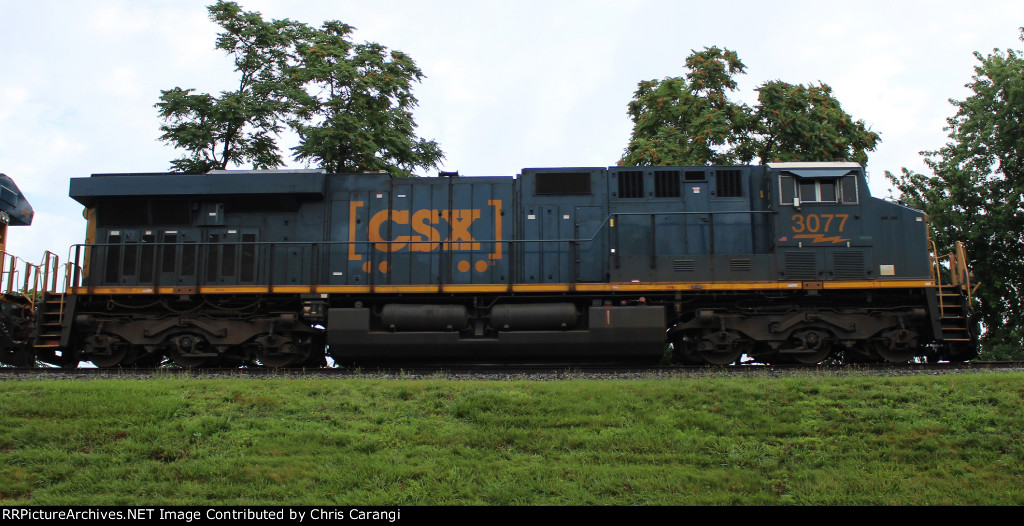 CSXT 3077 on Q300-04